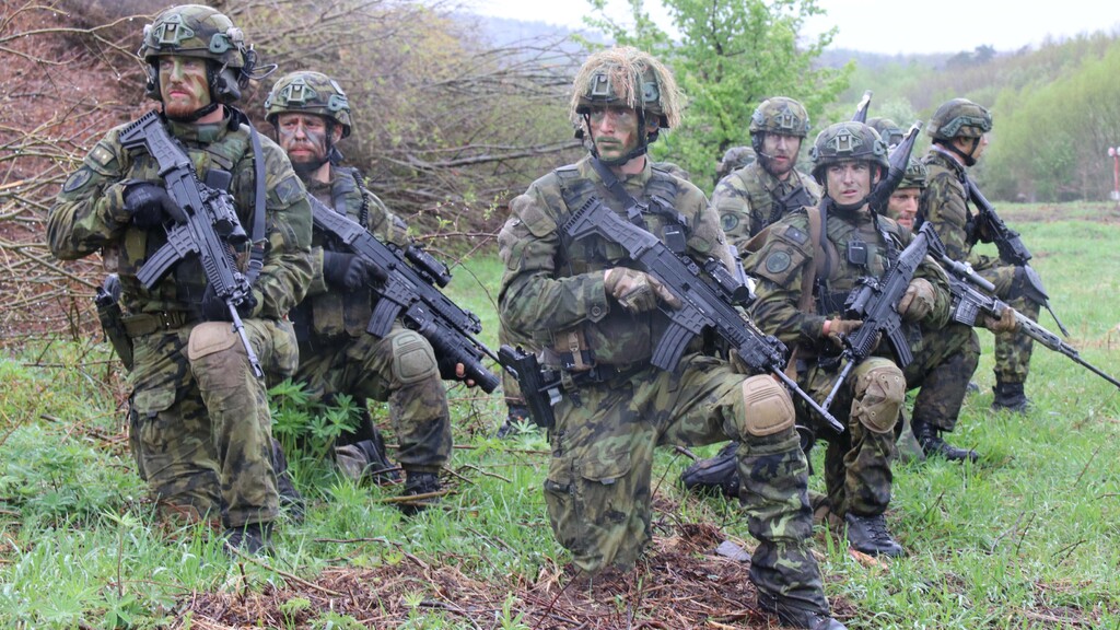 Armáda nakoupí další zbraně za více než 1 miliardu. Dodá je Česká ...